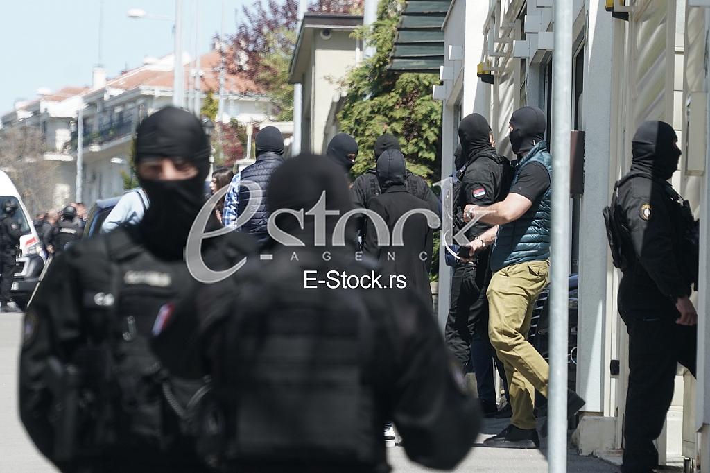 policijske snage ispred kuce Darko Saric – E-Stock